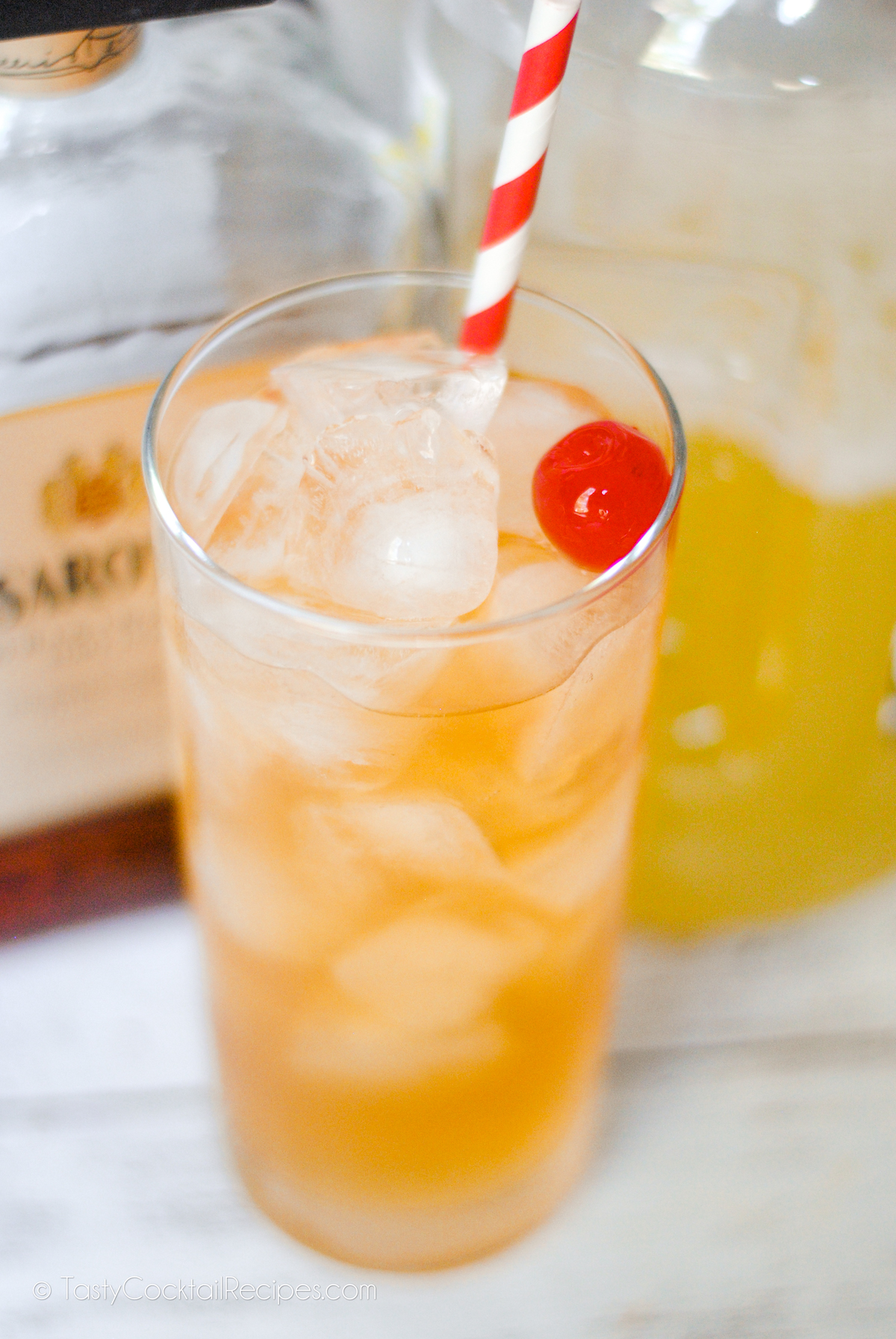Simple Amaretto Sour Recipe - Tasty Cocktail Recipes