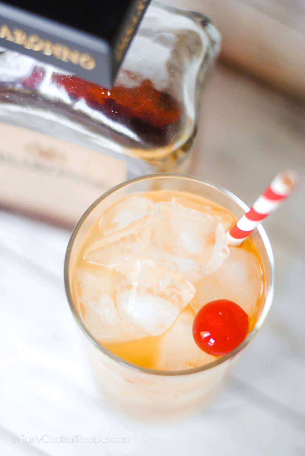 Simple Amaretto Sour Recipe - Tasty Cocktail Recipes